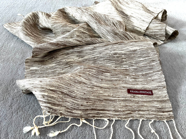 Le Krama Texturé Sable dans son écrin en feuille de palmier - Homme ...